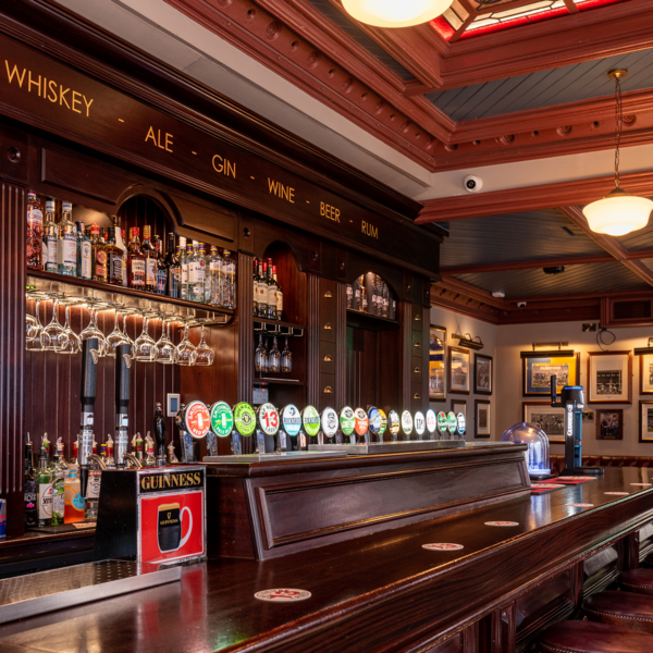 Food & Drinks – Ryans Bar